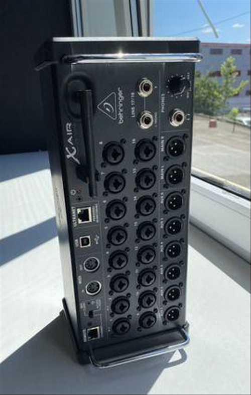 Цифровой микшерный пульт behringer xr18 air