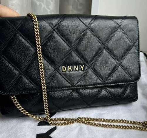 Черная кожанная сумка dkny