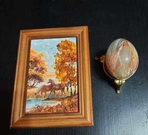 Яйцо из Оникса и картина с лошадями с янтарем