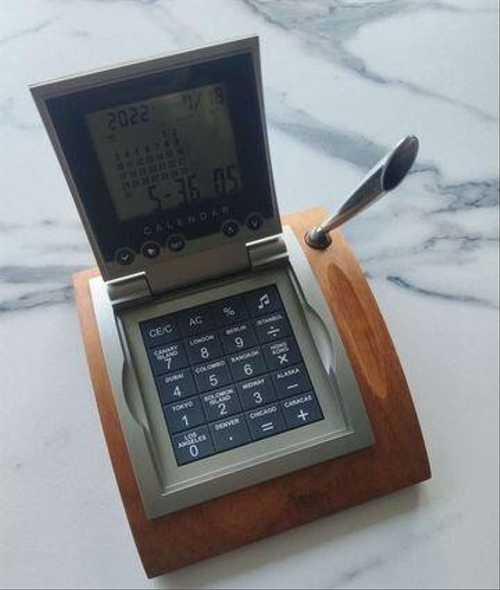 Настольный калькулятор с часами