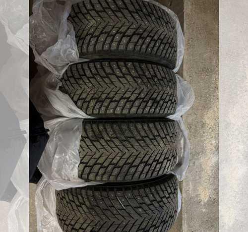 Arivo Ice Claw ARW7 245/45 R19 и 275/40 R19