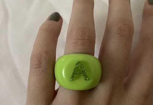 Кольцо из эпоксидной смолы с буквой "А" зеленое