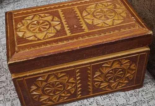 Старинная деревянная шкатулка
