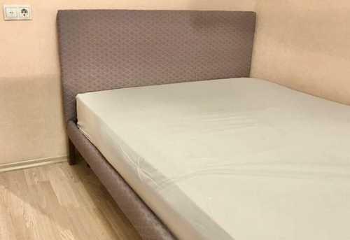 Кровать с мягким изголовьем 140*200