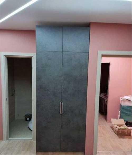 Распашной шкаф серый бетон А1010Н39