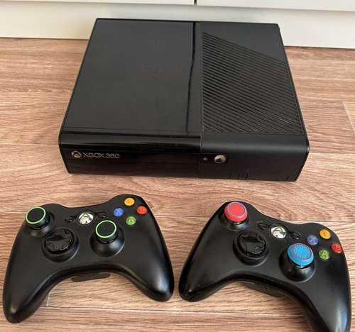 X box 360 E 250 gb freeboot  игры  2 джоя