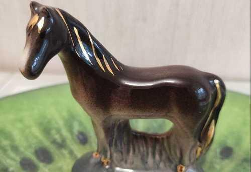 Фарфоровая статуэтка коня
