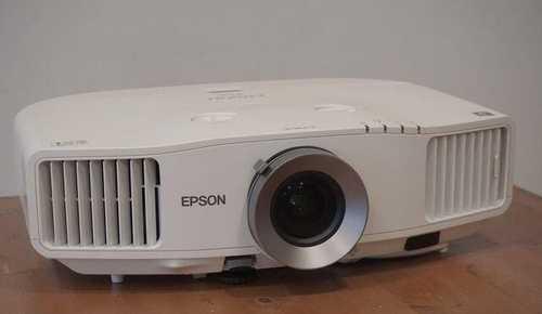 Epson EB-G5950 (5200 lm)