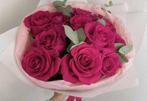 Букет ярко-розовых роз с эвкалиптом