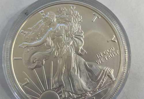 Серебряная монета, шагающая свобода