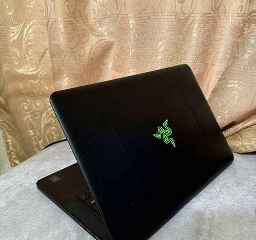 Игровой ноутбук razer I7 6700hq / GTX 1060 6gb