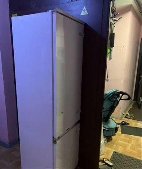 Встраиваемый холодильник Hot Point Ariston