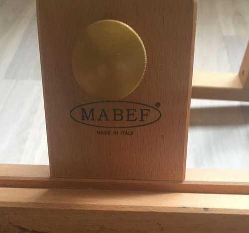 Два напольных мольберта из бука и металлический