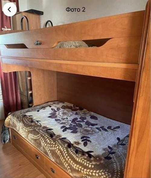 Двухъярусная кровать снизу стол и шкаф