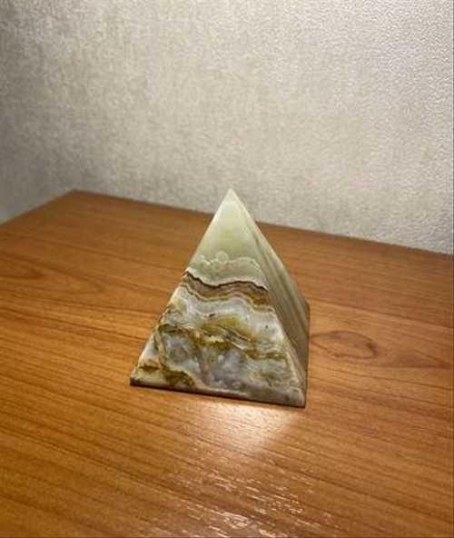 Пирамидка каменная из оникса