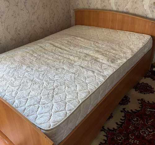 Кровать двухспальная с матрасом
