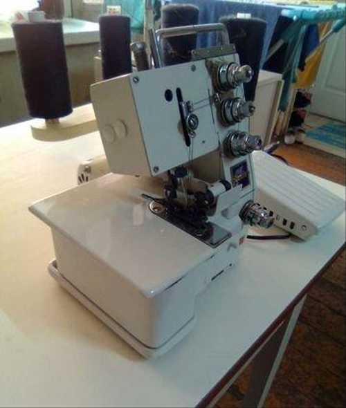 Швейная машинка оверлокFN2-4D