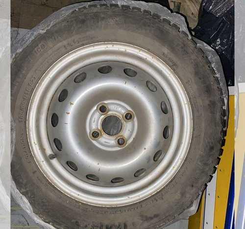 Колеса зимние 185/65/15 Kumho Wintercraft ice WI32