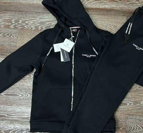 Удобный спортивный комплект от Tommy Hilfiger