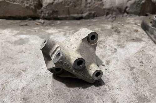 Кронштейн генератора Mercedes M102 W201 W123
