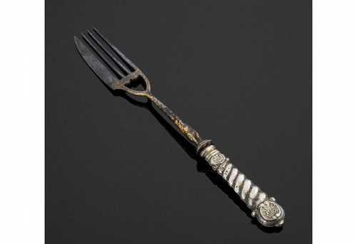 Вилка-нож для порционной раздачи мяса, украшенная