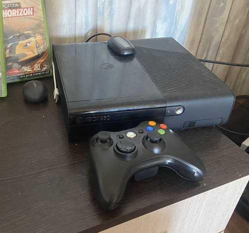 Xbox 360 с геймпадом и играми