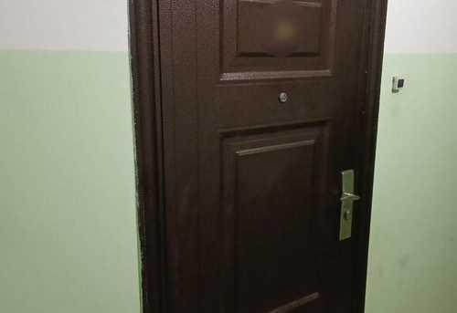 Входная железная дверь б/у