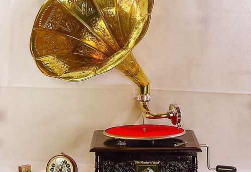 Граммофон с резным корпусом и латунной трубой