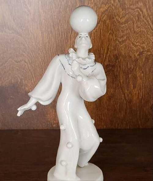 Фарфоровая статуэтка лзфи «Клоун-жонглёр с шаром»