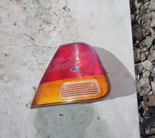 Задний правый фонарь mitsubishi carisma
