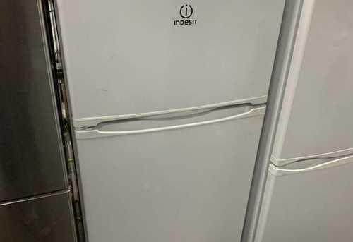 Холодильник маленький. С верхней морозилкой