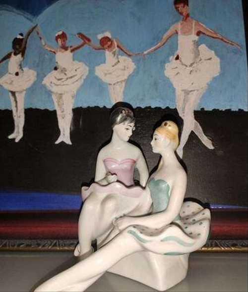 Фарфоровая статуэтка "Балерины в антракте"