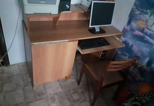 Компьютерный стол и компьютер
