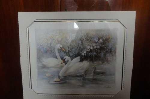 Картина Лебеди в рамке со стеклом новая