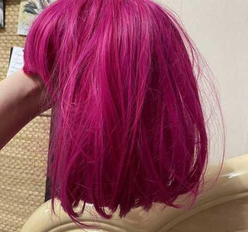 Женский парик с челкой розовый