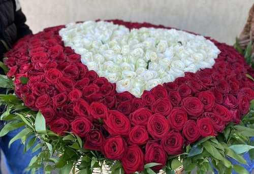Корзина из 501 розы в форме сердца