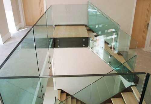 Перегородка из стекла для лестницы