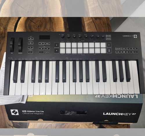 Midi клавиатура Novation Launchkey 37 MK3