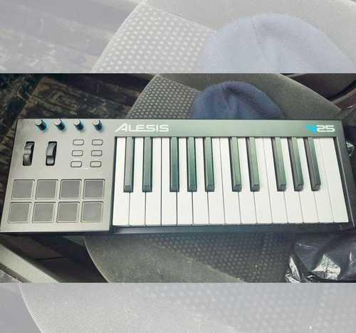 Midi клавиатура Alesis v25