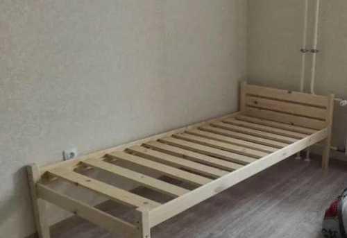 Спальная кровать из дерева