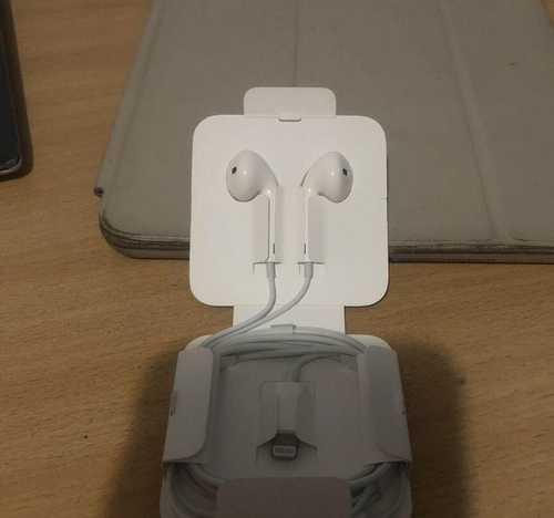 Наушники apple earpods lightning из комплекта 8+