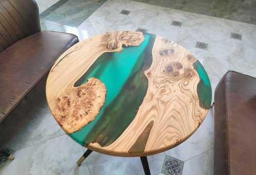 Обеденный стол из дерева и эпоксидной смолы