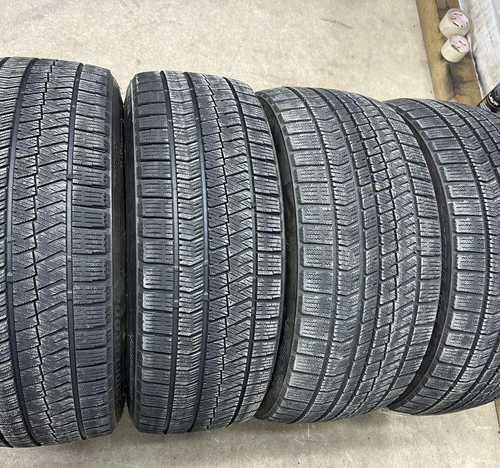 Bridgestone Blizzak VRX2 225/40 R19 и 255/35 R19 92Q