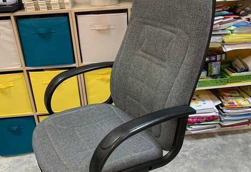Компьютерное кресло на колесиках