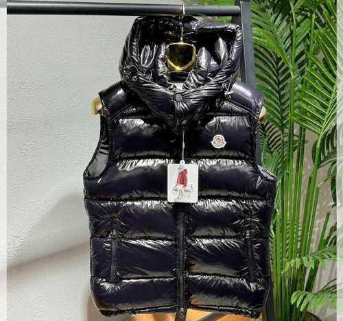 Жилетка moncler глянцевая с копешоном