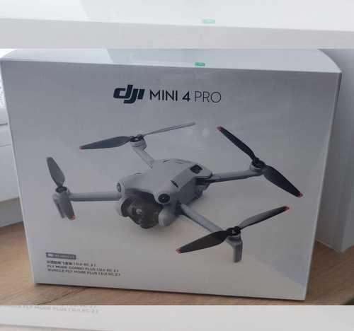 Квадрокоптер DJI Mini 4 Pro Fly More Combo Plus