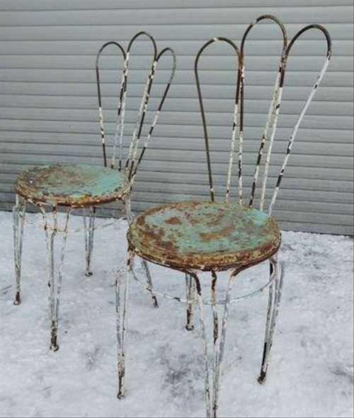 Старые металлические стулья, винтаж