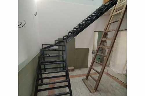 Каркас лестницы из металла на второй этаж