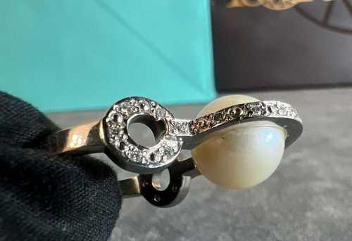 Золотое кольцо с жемчугом и бриллиантами
