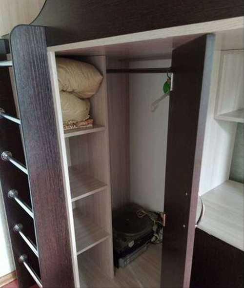 Кровать и шкаф